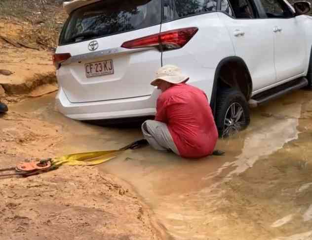 4WD Vehicle Recovery - Bogged