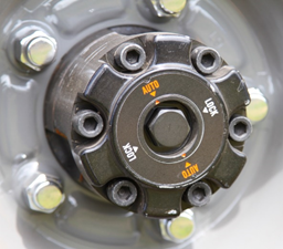 How do the auto hubs on 4X4 vehicles work